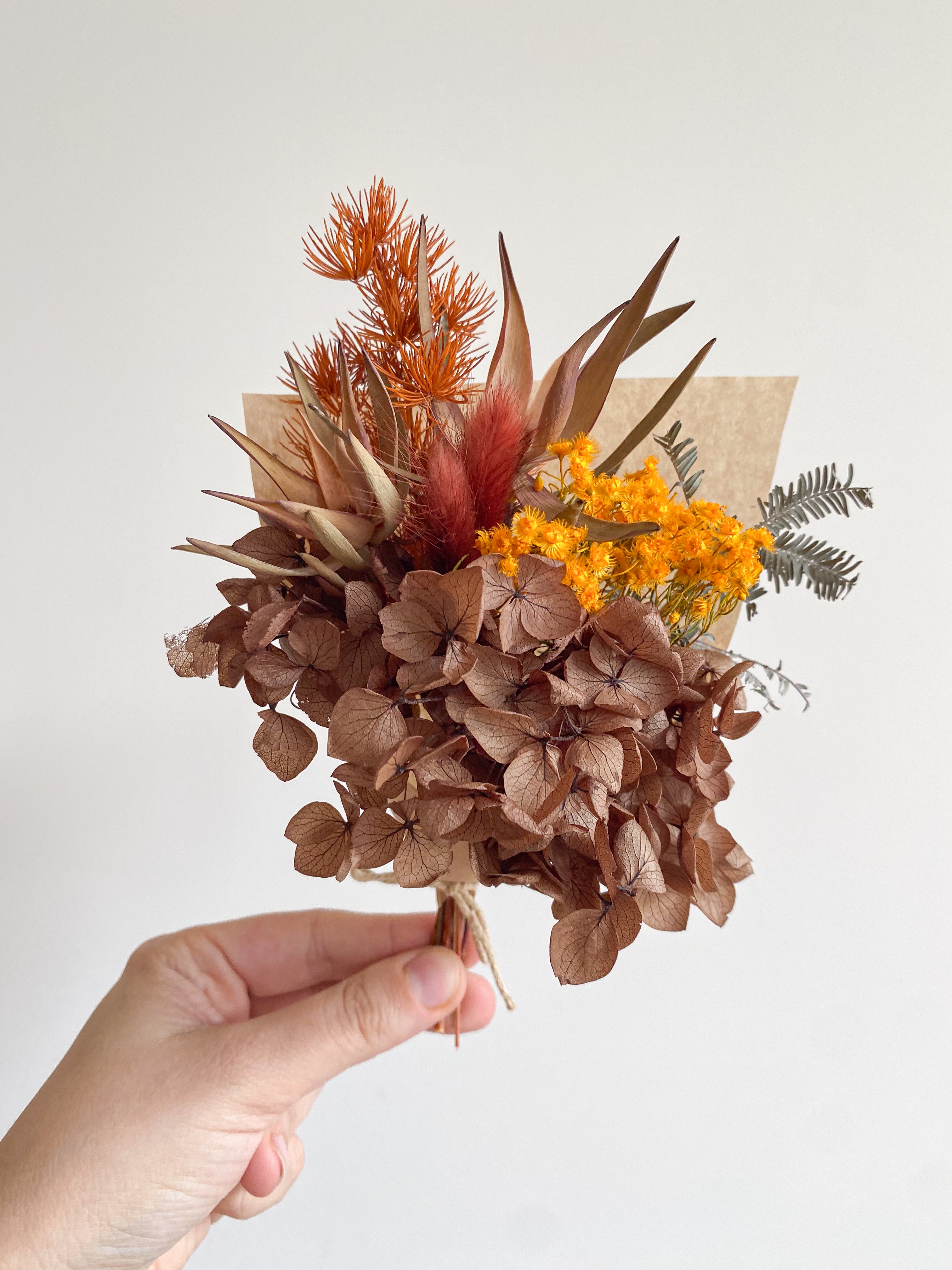 Mini dried posy bouquets – Bitter Banksia