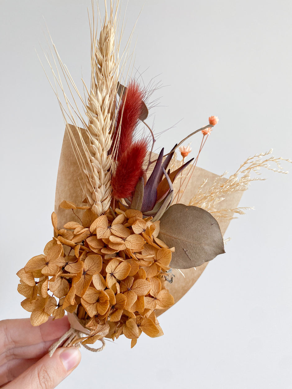 Mini dried posy bouquets – Bitter Banksia