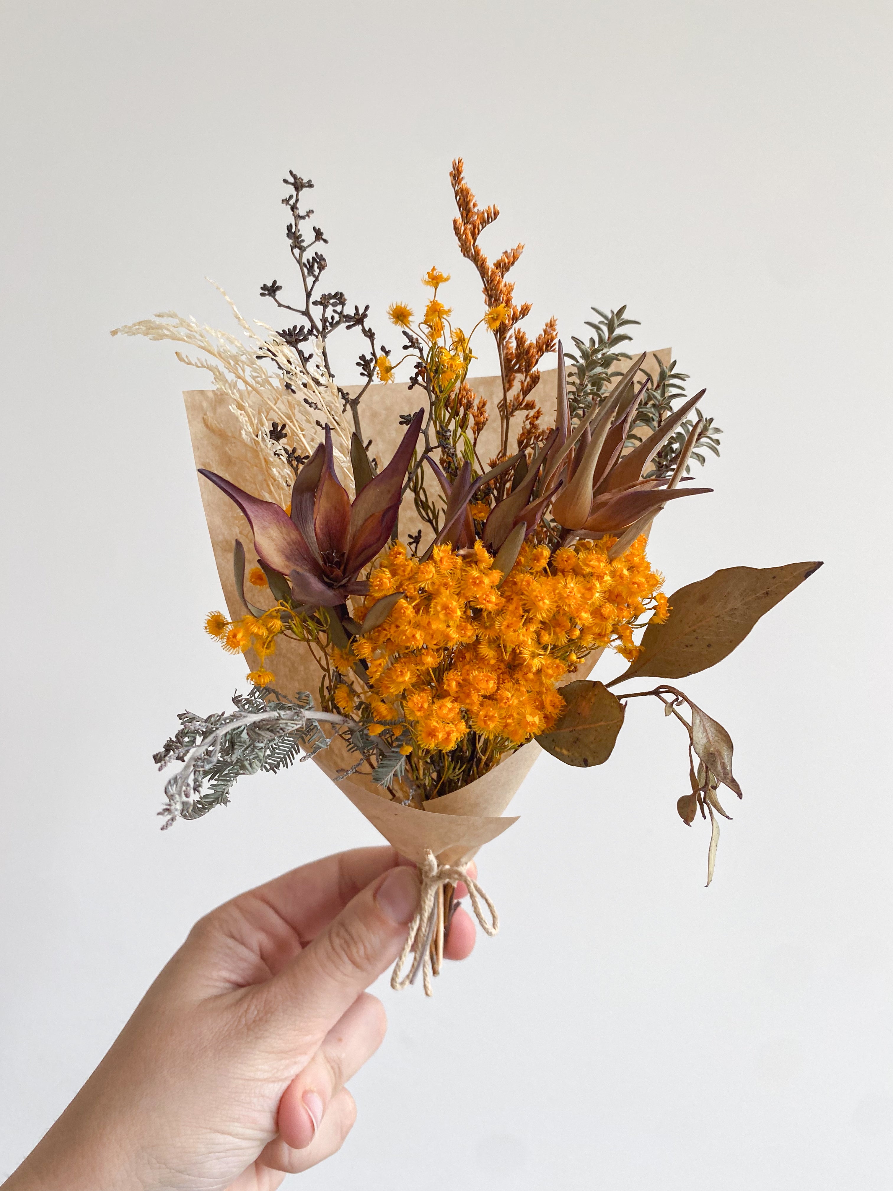 Mini dried posy bouquets – Bitter Banksia