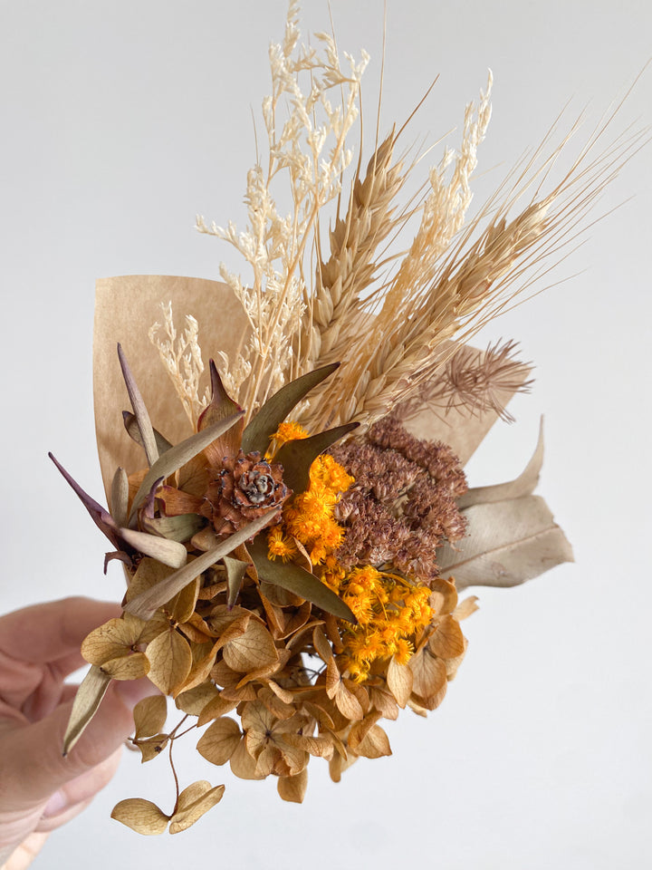 Mini dried posy bouquets – Bitter Banksia